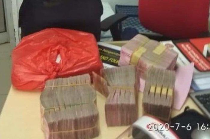 Gegerkan Indonesia, Ini Sosok Pemilik Uang Rp 500 Juta yang Ditemukan ... Gegerkan Indonesia, Ini Sosok Pemilik Uang Rp 500 Juta yang Ditemukan ...