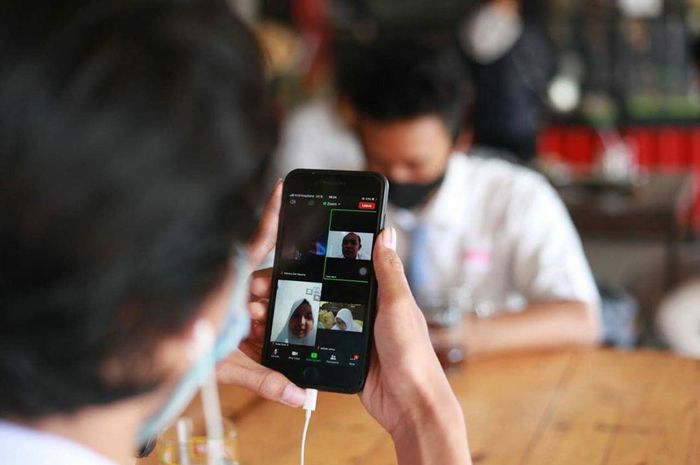 Dari Pakai HT sampai Numpang WiFi di Rumah Orang, Inilah Cara Pelajar ...