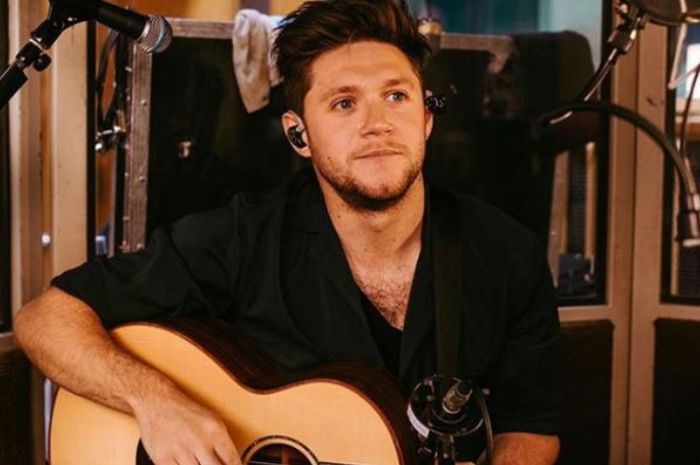 Fans Khawatir, Niall Horan Tiba-tiba Kenakan Sepatu Boot Medis Usai ...
