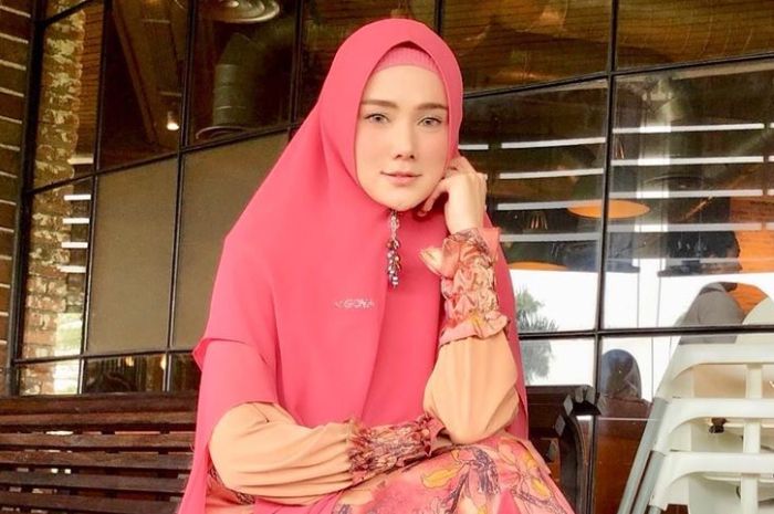 Tak Malu Pamer Wajah Naturalnya di Media Sosial, Intip Penampilan Mulan ...