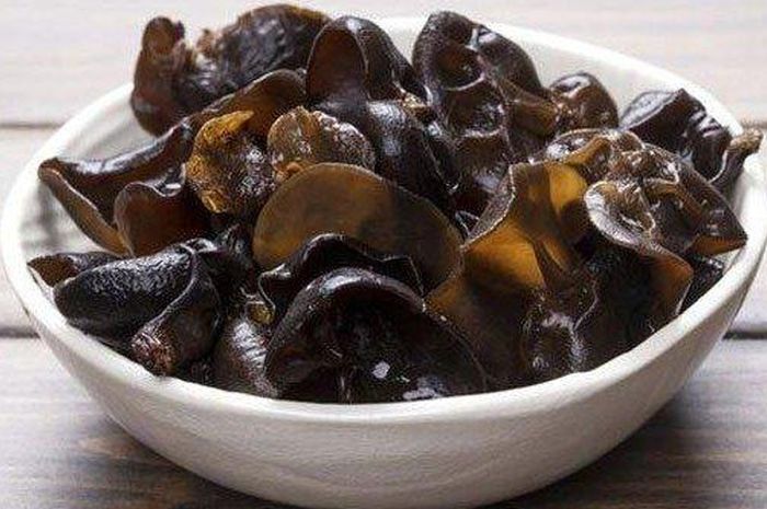 Mengerikan! Wanita Ini Makan Jamur Hitam yang Direndam Semalaman ...