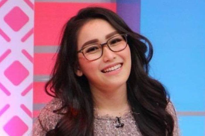 Tak Lagi Terlihat Membawakan Acara Brownies, Ayu Ting Ting Buat Heboh ... Tak Lagi Terlihat Membawakan Acara Brownies, Ayu Ting Ting Buat Heboh ...