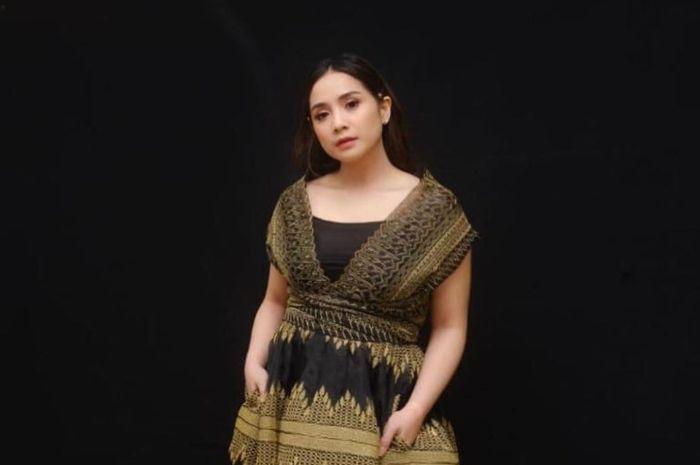 Pakai Rok Mini Layaknya Artis Korea, Nagita Slavina Bikin Netizen Syok saat Tahu Harganya Capai ...