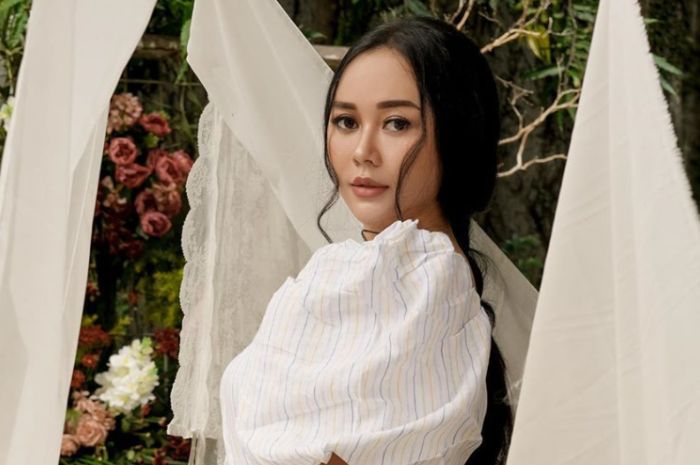 Tak Ada Angin Tak Ada Hujan, Aura Kasih Tetiba Bawa Senapan di Tengah ... Tak Ada Angin Tak Ada Hujan, Aura Kasih Tetiba Bawa Senapan di Tengah ...