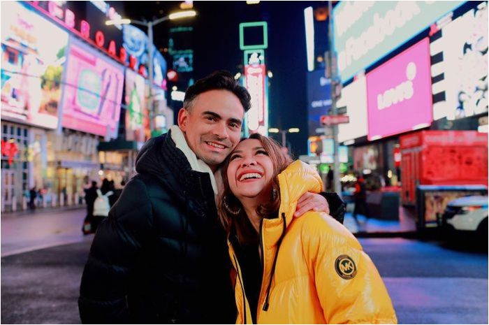 Duduk Bersimpuh dengan Mata Sendu di Pusara sang Suami, BCL Rayakan ...