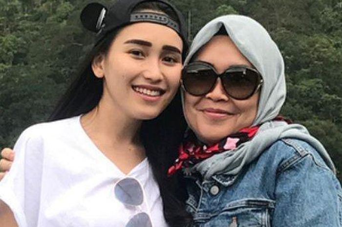 Umi Kalsum Sudah Izinkan Putrinya Kembali pada Mantan, Ayu Ting Ting ... Umi Kalsum Sudah Izinkan Putrinya Kembali pada Mantan, Ayu Ting Ting ...