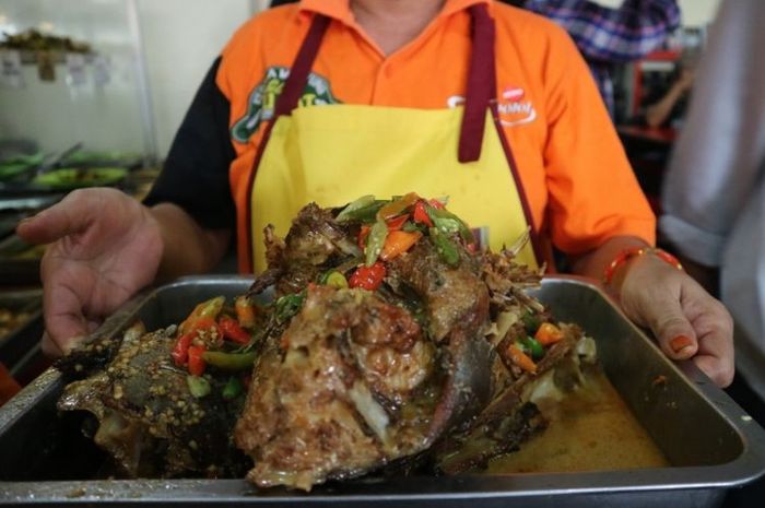 Sajian Kepala Ikan Manyung Khas Bu Fat, Surganya Para Pecinta Pedas ...