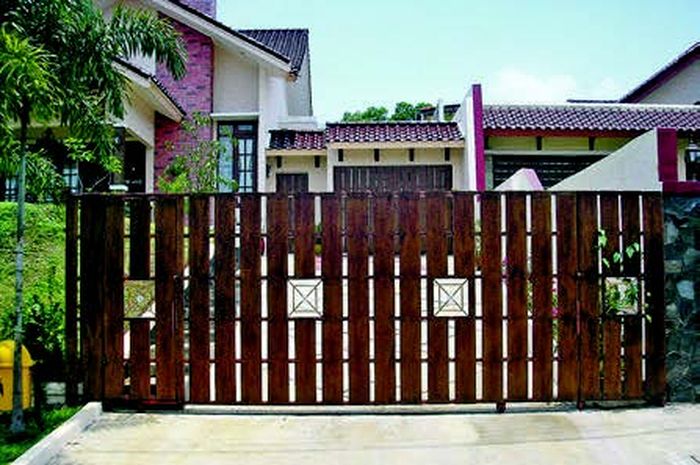 Pagar Cantik Tampil Alami dengan Kayu Imitasi, Aman dari Korosi ...