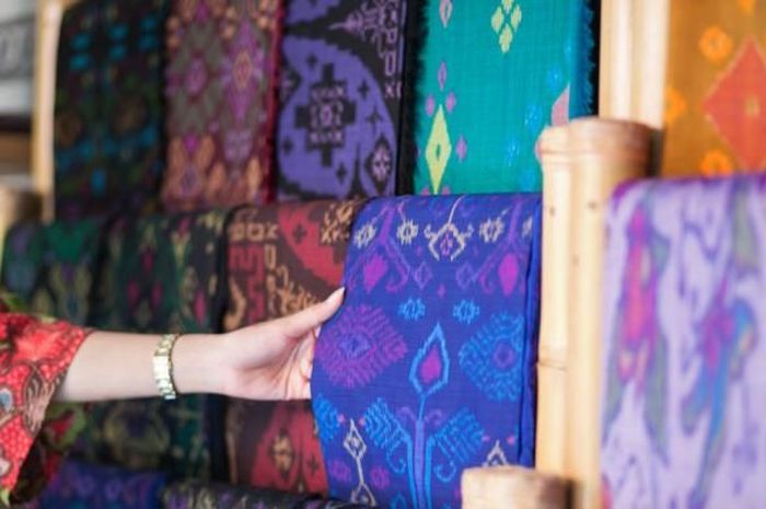 Mengenal Filosofi Kain Endek Bali, Wastra Indonesia yang Dipakai dalam ...