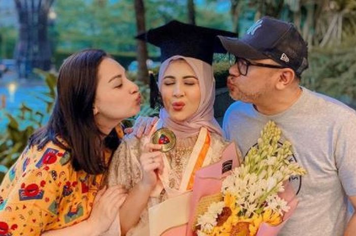 Sempat Dikira Anaknya di Luar Nikah, Mona Ratuliu Mewek Saat Kesha ... Sempat Dikira Anaknya di Luar Nikah, Mona Ratuliu Mewek Saat Kesha ...