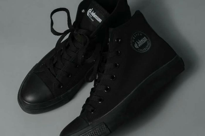 5 Rekomendasi Sneakers High Brand Lokal Warna Hitam di Bawah 200 Ribu - Hai