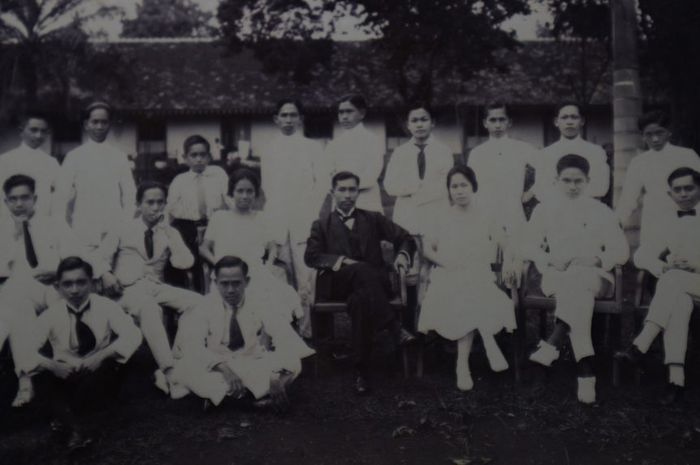 Marie Thomas dan Anna Warouw, Si 'Kembar' Pelopor Dokter Perempuan di ...