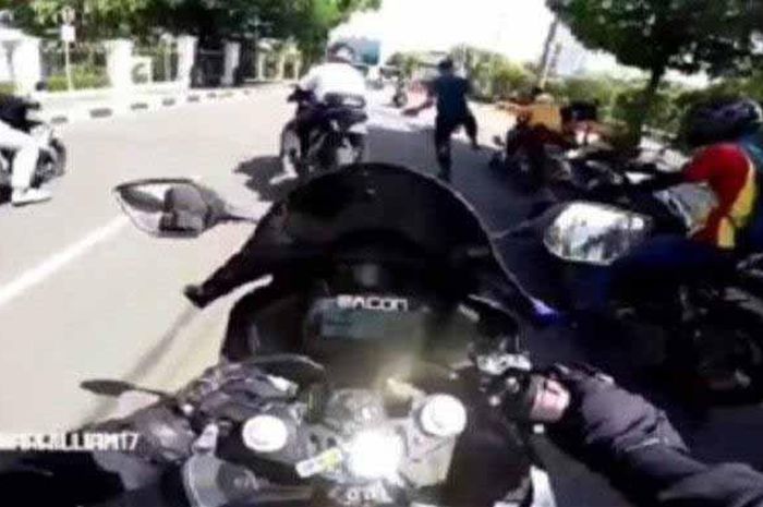 Viral Video Pengendara Motor Ditendang Paspampres Karena Terobos Ring 1 ... Viral Video Pengendara Motor Ditendang Paspampres Karena Terobos Ring 1 ...