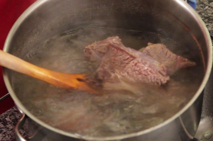 Cuma Pakai Daging Dikit! Begini Cara Bikin Air Rebusan Kaldu Sapi ala ...