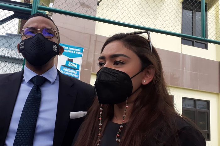 Selama Ini Rumah Tangganya Terlihat Adem Ayem, Siapa Sangka Ternyata ... Selama Ini Rumah Tangganya Terlihat Adem Ayem, Siapa Sangka Ternyata ...