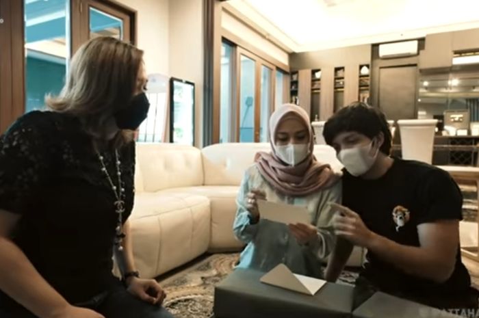 Kaget Dapat Kado Mewah dari Bunda Maia Estianty, Atta Halilintar: Ini ... Kaget Dapat Kado Mewah dari Bunda Maia Estianty, Atta Halilintar: Ini ...