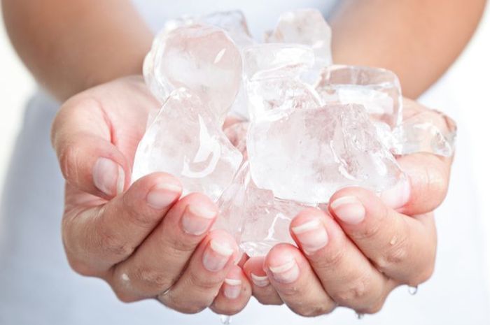 Nyesel Gak Coba Dari Dulu, Begini Cara Pedagang Buat Es Batu Cepat Beku dan Tak Gampang Cair ...