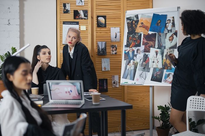 Seperti Apa Pekerjaan Jurnalis Fashion? Kenali Lebih Dalam Berbagai ...
