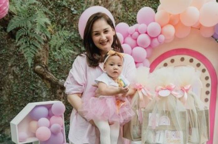 Berikan Tips Soal Mengikat Rambut Putri Bungsunya, Ternyata Arti Nama ...