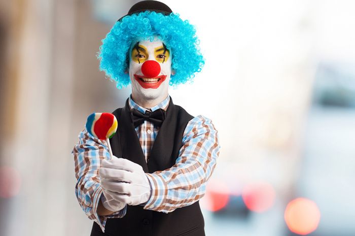 Berkeliling Pakai Kostum Badut, Sukarelawan Ini Punya Misi Mulia untuk ...