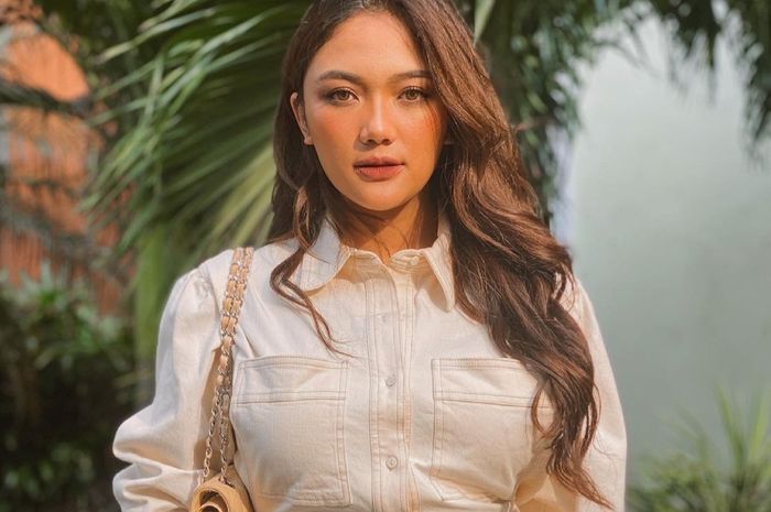 Pose Tubuh Semok Meliuk Pakai Crop Top Ketat, Marion Jola Sukses Tuai Komentar Ribuan Netizen ...