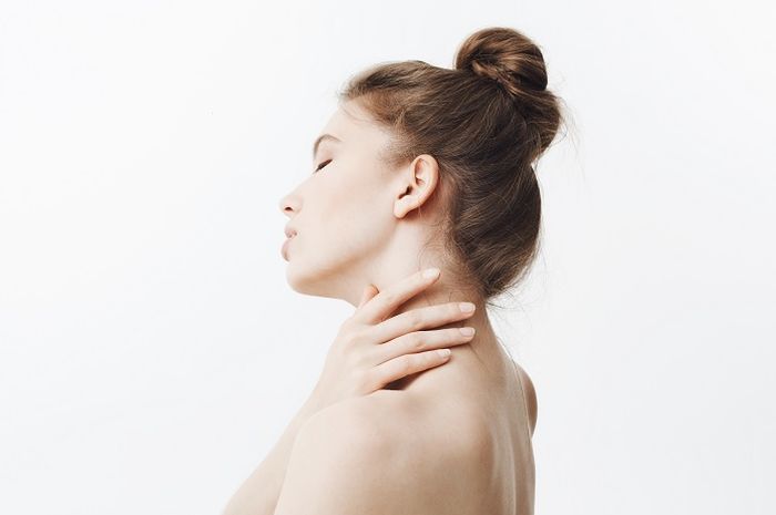 Cara Mengatasi Garis Hitam di Belakang Leher Menurut Ahli Dermatologi ...