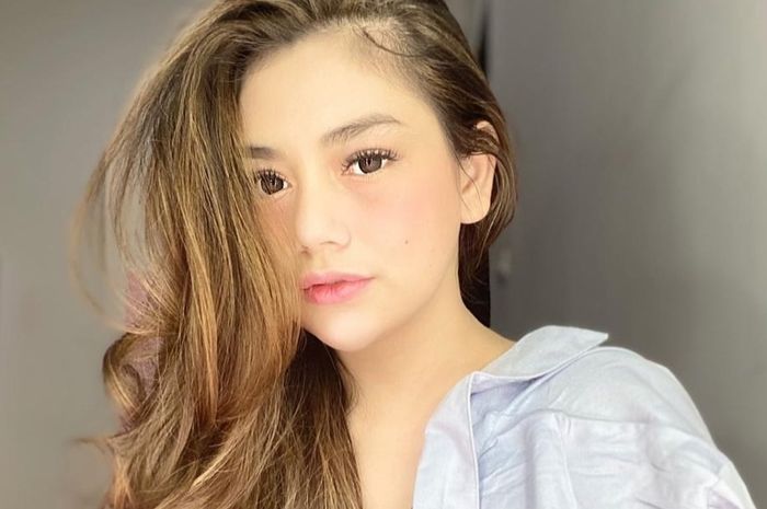 Cuma Pakai Kemben Belahan Dada Rendah, Celine Evangelista Malah Panen ...