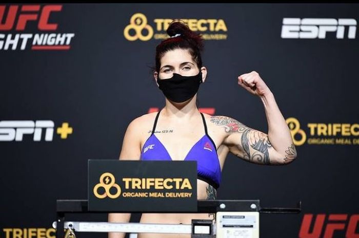 Dapat Segepok Uang Kaget dari Tukang Sindir UFC, Jagoan Cantik Bilang ...