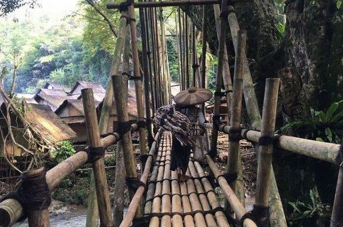 Tak Goyah Pegang Teguh Hukum Adat, Suku Baduy Dalam Bakar Motor di ...