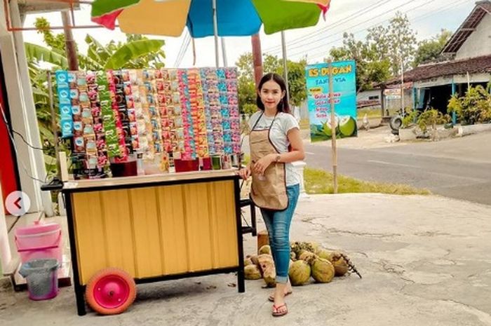 Model Cantik Banting Stir Jadi Pedagang Es Degan Karena Pandemi Covid ...