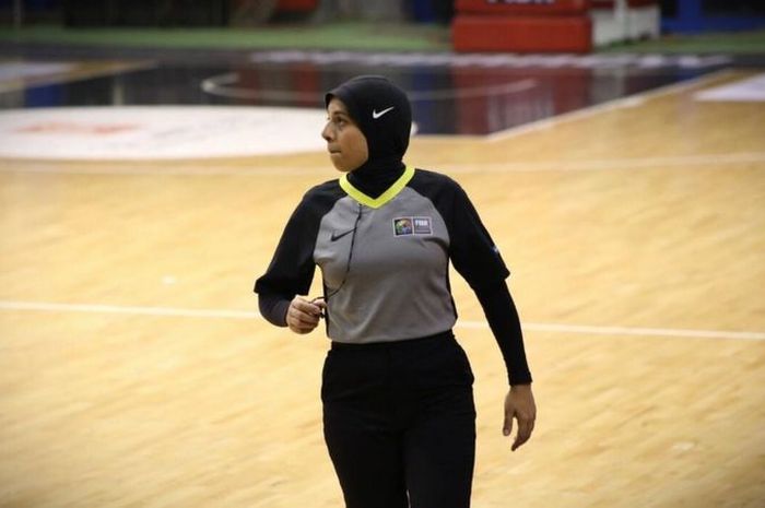 Sara Gamal Sosok Wasit Basket Berhijab Pertama di Olimpiade Tokyo! - CewekBanget