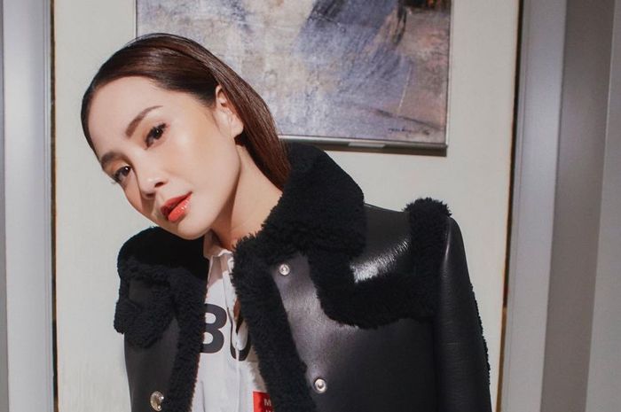 Cardigan Nagita Slavina Kembali Bikin Heboh, Tanpa Logo Brand Mewah ...