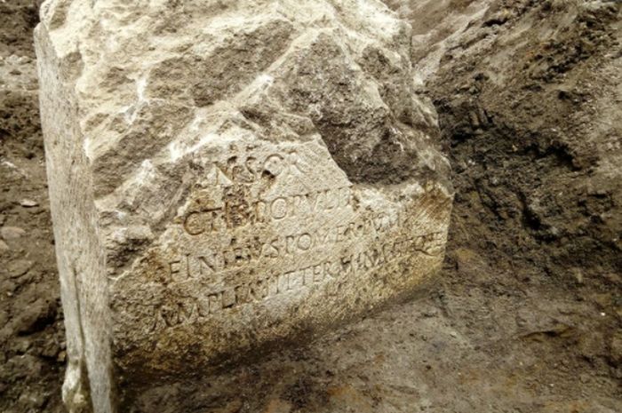 Arkeolog Temukan Batu Batas Suci Kota Roma Kuno Berusia 2.000 Tahun ...