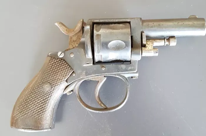 Seorang Guru Sejarah Menemukan Tempat Penyimpanan Rahasia Artefak Nazi ...