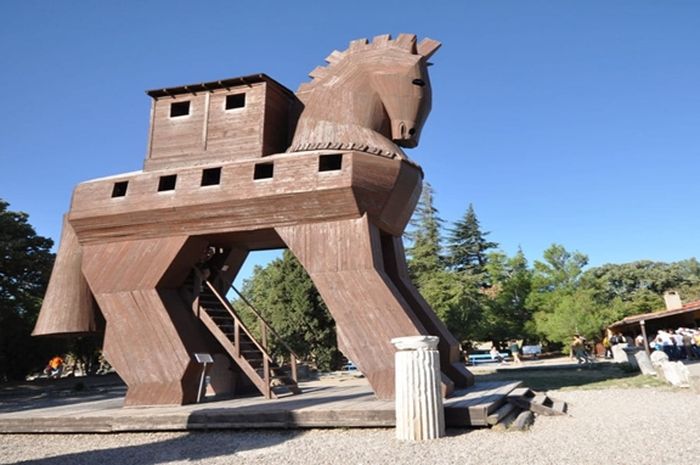 Bukan Mitos, Arkeolog Telah Menemukan Kuda Troya Asli di Turki ...