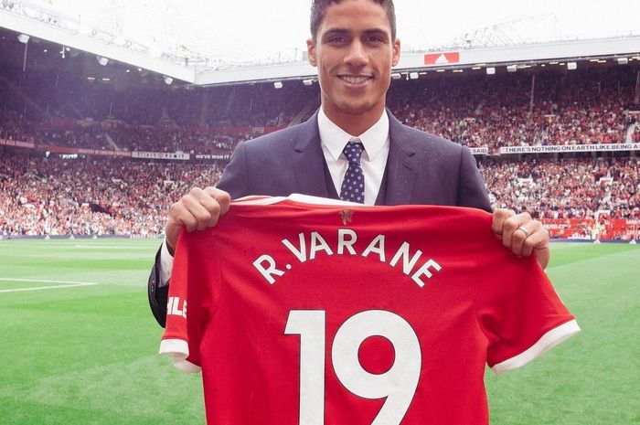 Surprise di Old Trafford: Raphael Varane Resmi Jadi Pemain MU dan ...