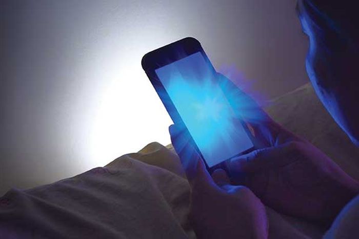 Dampak Sinar Biru Gadget Enggak Main-main, Atasi Pakai 4 Cara Ini ...