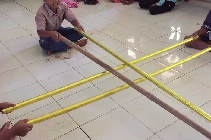 Materi Kelas 3 SD, Cara Bermain Rangku Alu Menggunakan Tongkat Pramuka ...