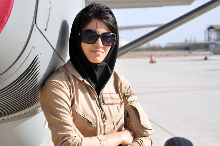 Kini Hidup Nyaman di Amerika, Ini Foto Niloofar Rahmani Pilot Wanita ...