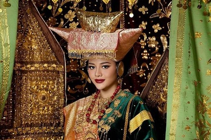 Filosofi Kuasa Perempuan di Balik Penutup Kepala Tradisional - Semua ...