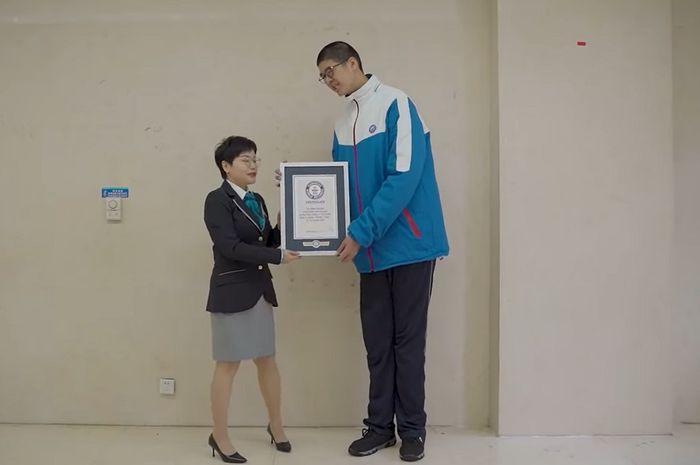 Tak Hanya Gadis Terkecil di Dunia, Di China Juga Ada Manusia Tertinggi ...