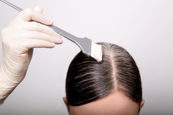 6 Cara Menghilangkan Cat Rambut di Kulit Kepala, Wajah, dan Tangan - Nova