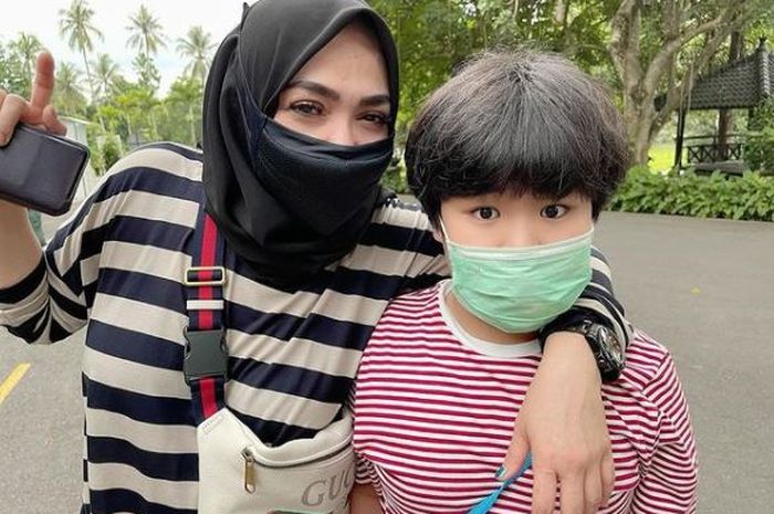 Lunch Bareng Rayakan Ulang Tahun ke-14 sang Putra, Arti Nama Anak Bungsu Rieta Amilia Ternyata ...