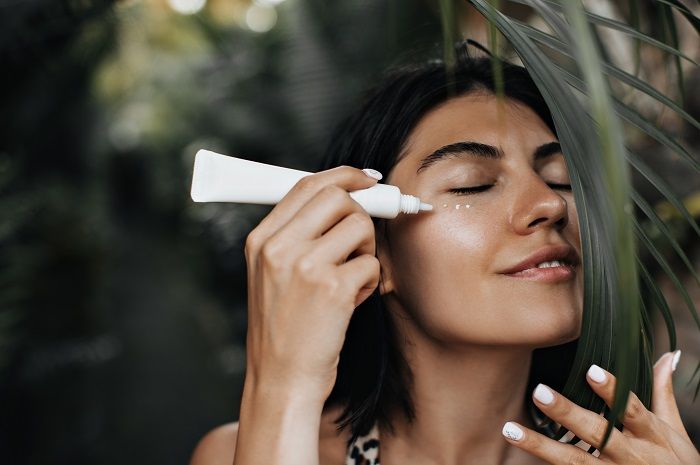 Di Rumah Aja Tapi Harus Pakai Sunscreen? Begini Bahaya yang Mengintai ... Di Rumah Aja Tapi Harus Pakai Sunscreen? Begini Bahaya yang Mengintai ...