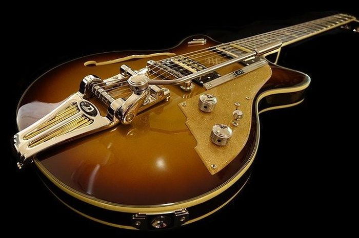 Benarkah Gitar Terbesar di Dunia Panjangnya Setara dengan Sebuah Bus ...
