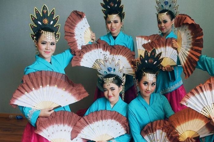 Tari Kipas Pakarena: Mitos, Properti, Gerakan dan Maknanya - Bobo