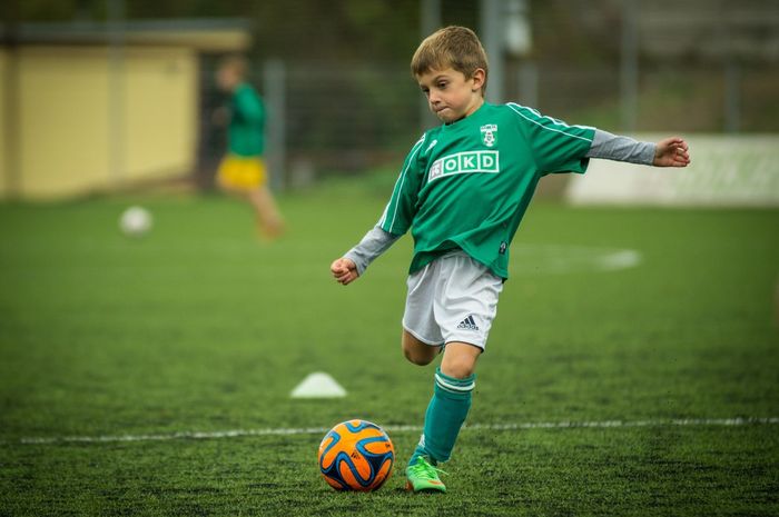 Cara Menendang Bola dalam Permainan Sepak Bola, Materi Kelas 3 SD Tema ... Cara Menendang Bola dalam Permainan Sepak Bola, Materi Kelas 3 SD Tema ...