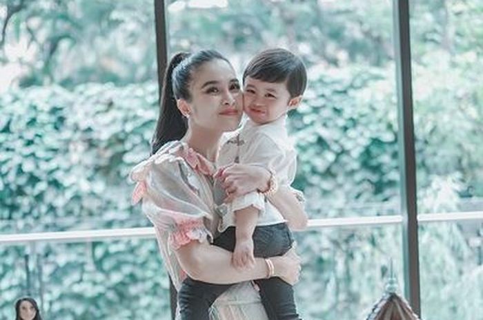 Meski Kaya Raya, Sandra Dewi Tetap Ajarkan Anaknya Menabung, Berikut ...