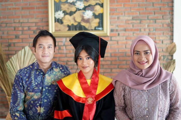 Ide Baju Wisuda Bukan Kebaya ala Adira Kania, Putri Ikke Nurjanah dan ...