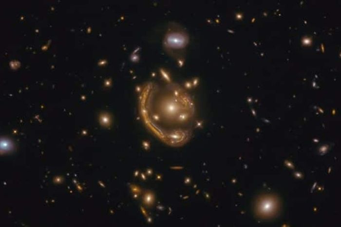 Cincin Einstein, Fenomena Luar Angkasa dan Pemahaman Baru Tentangnya ...